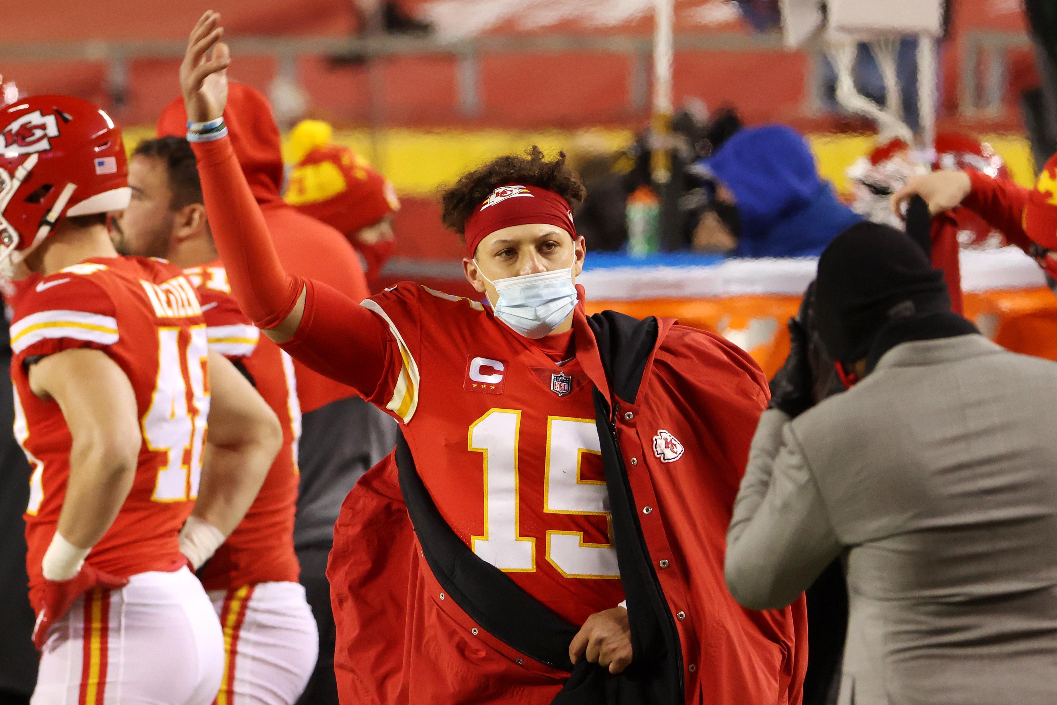 Patrick Mahomes Among 20 Players In Line For Haircut From Barber With ...