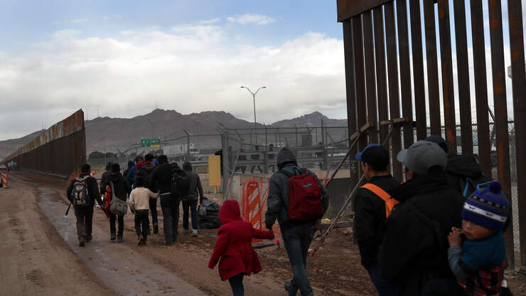 Disturbing Video of Two Kids Being Dropped Over Border Wall by ...