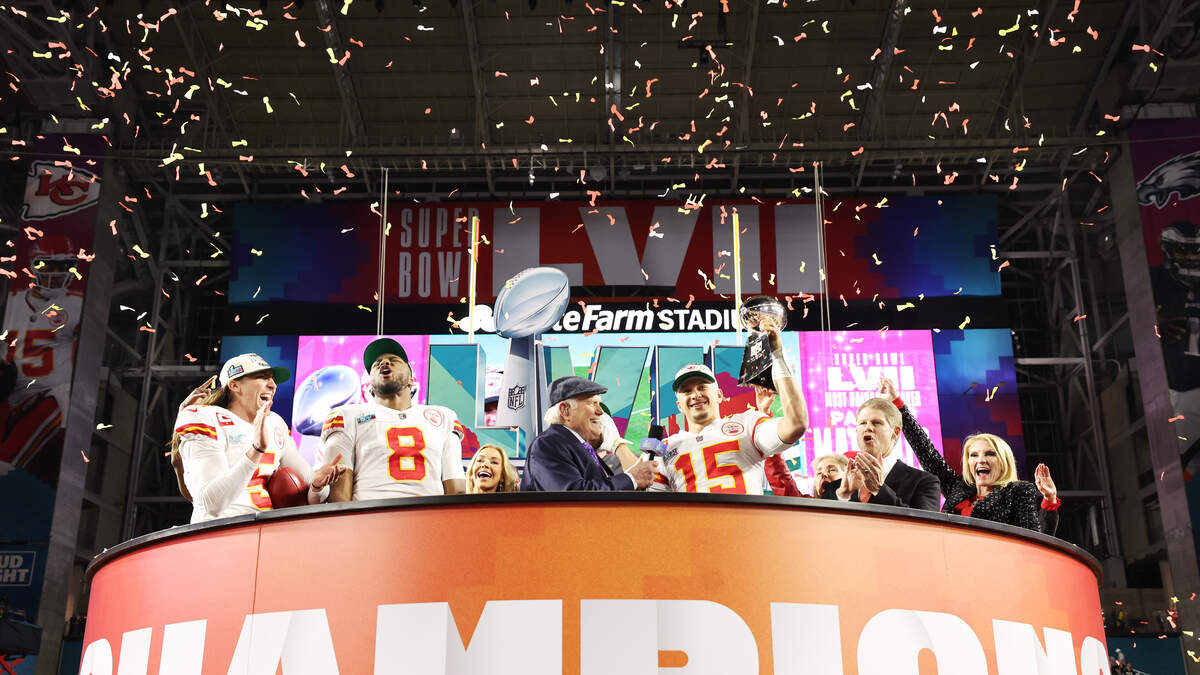 Kansas City Chiefs Win 38-35 Over The Philadelphia Eagles In The Super ...