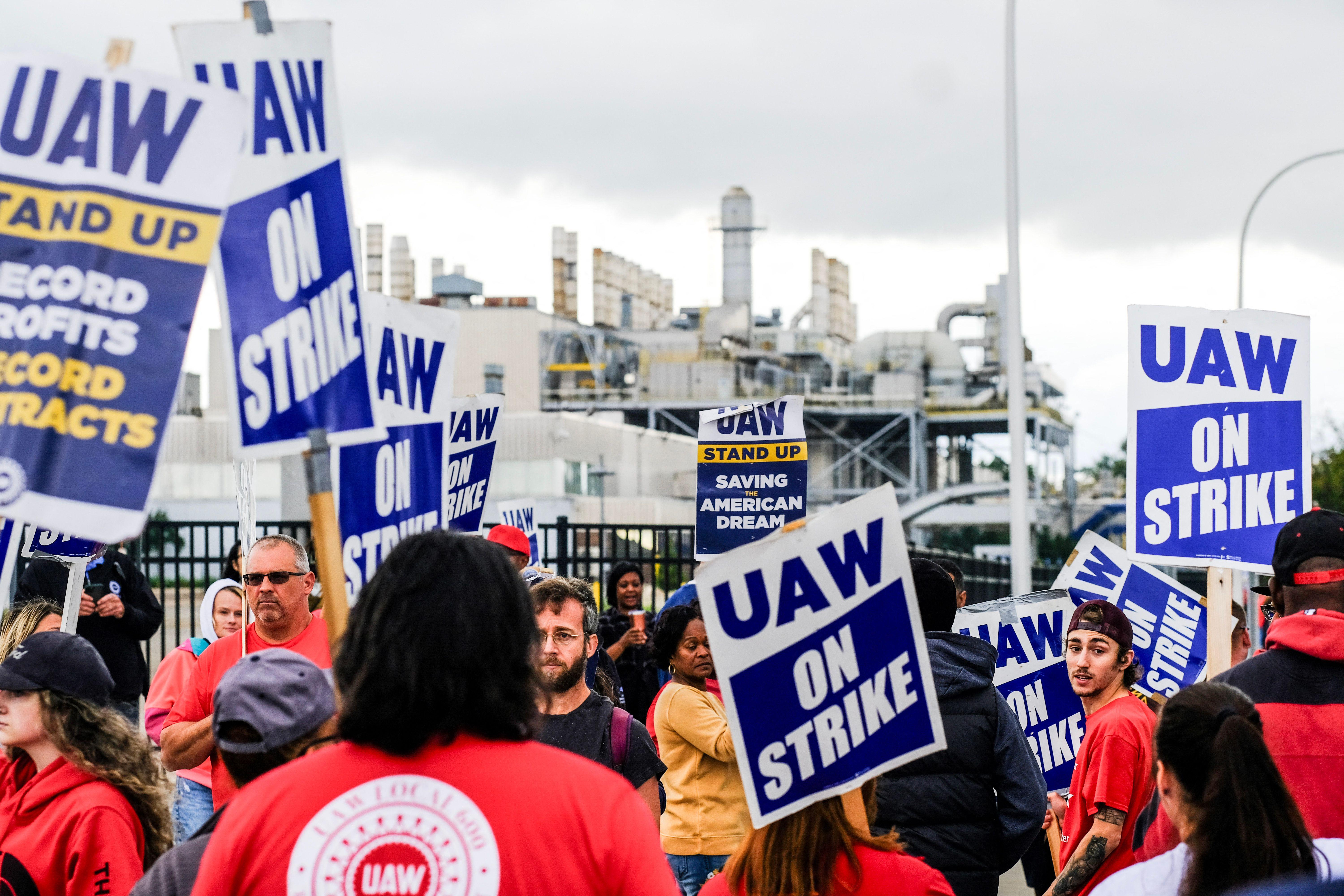 Auto Workers Union Expands Strike As 5,000 Workers Join The Picket ...