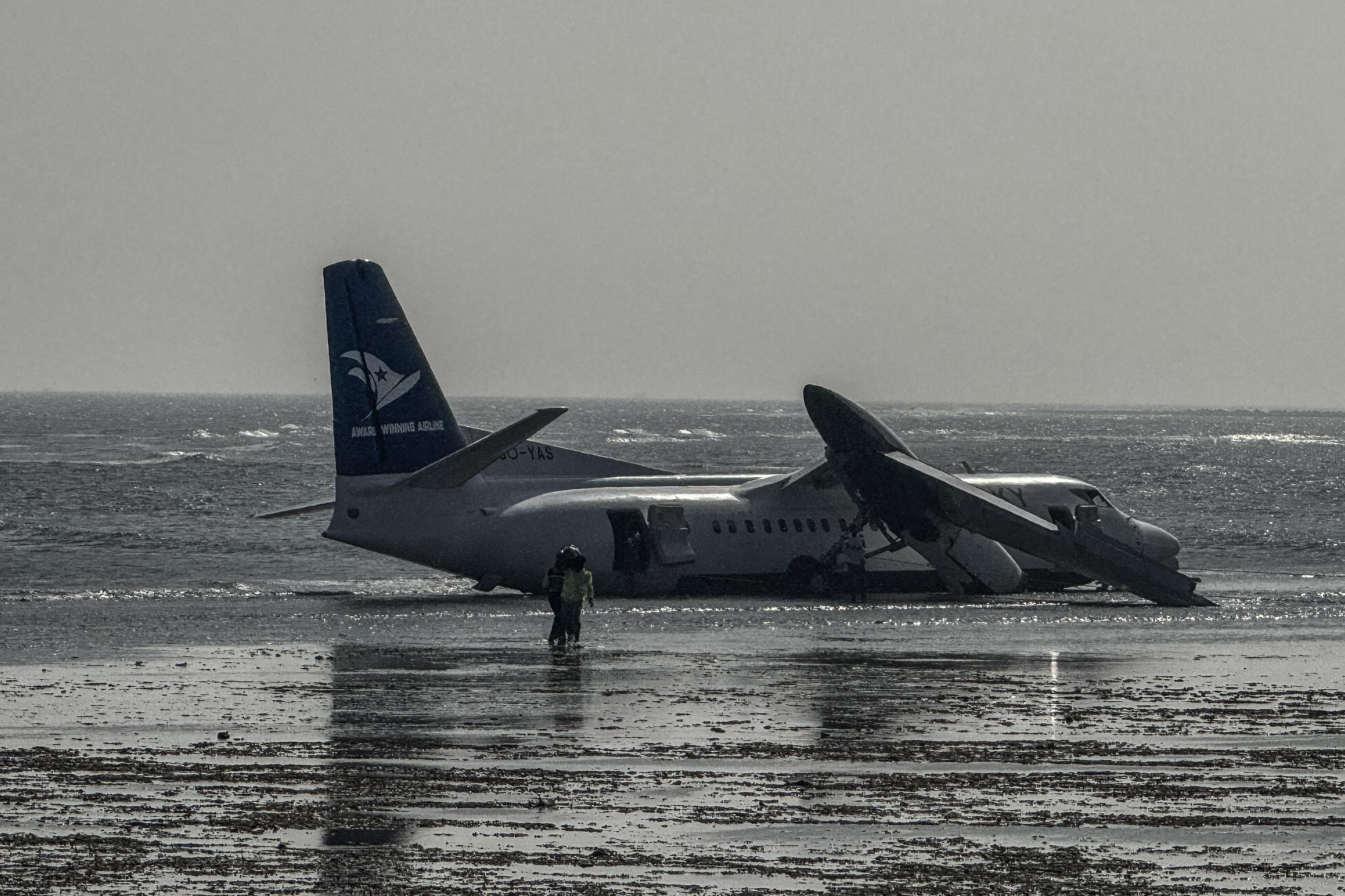 Plane Overshoots Runway, Crashes Into Ocean During Emergency Landing ...