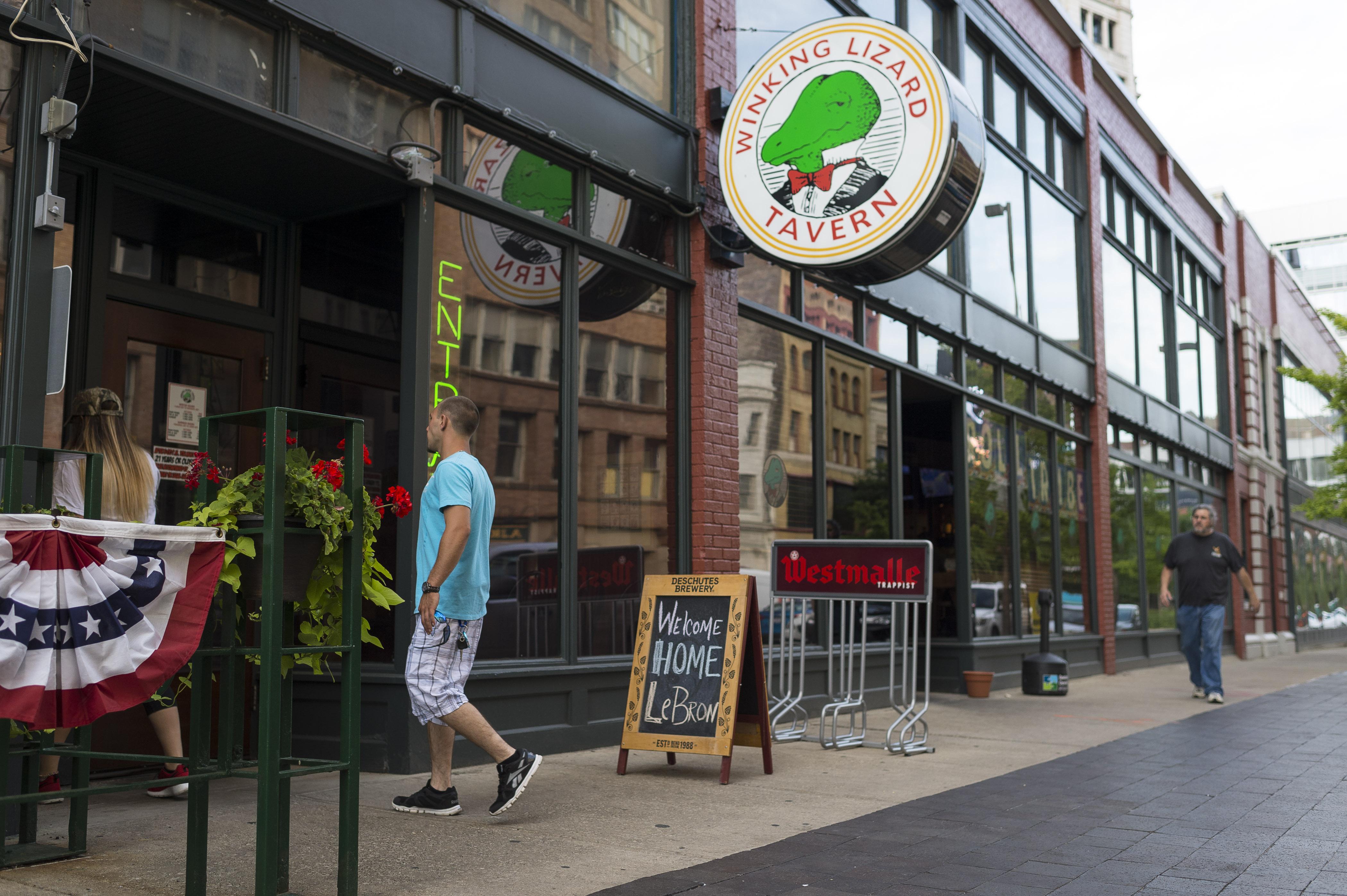 Winking Lizard Named Best Sports Bar in America | iHeart