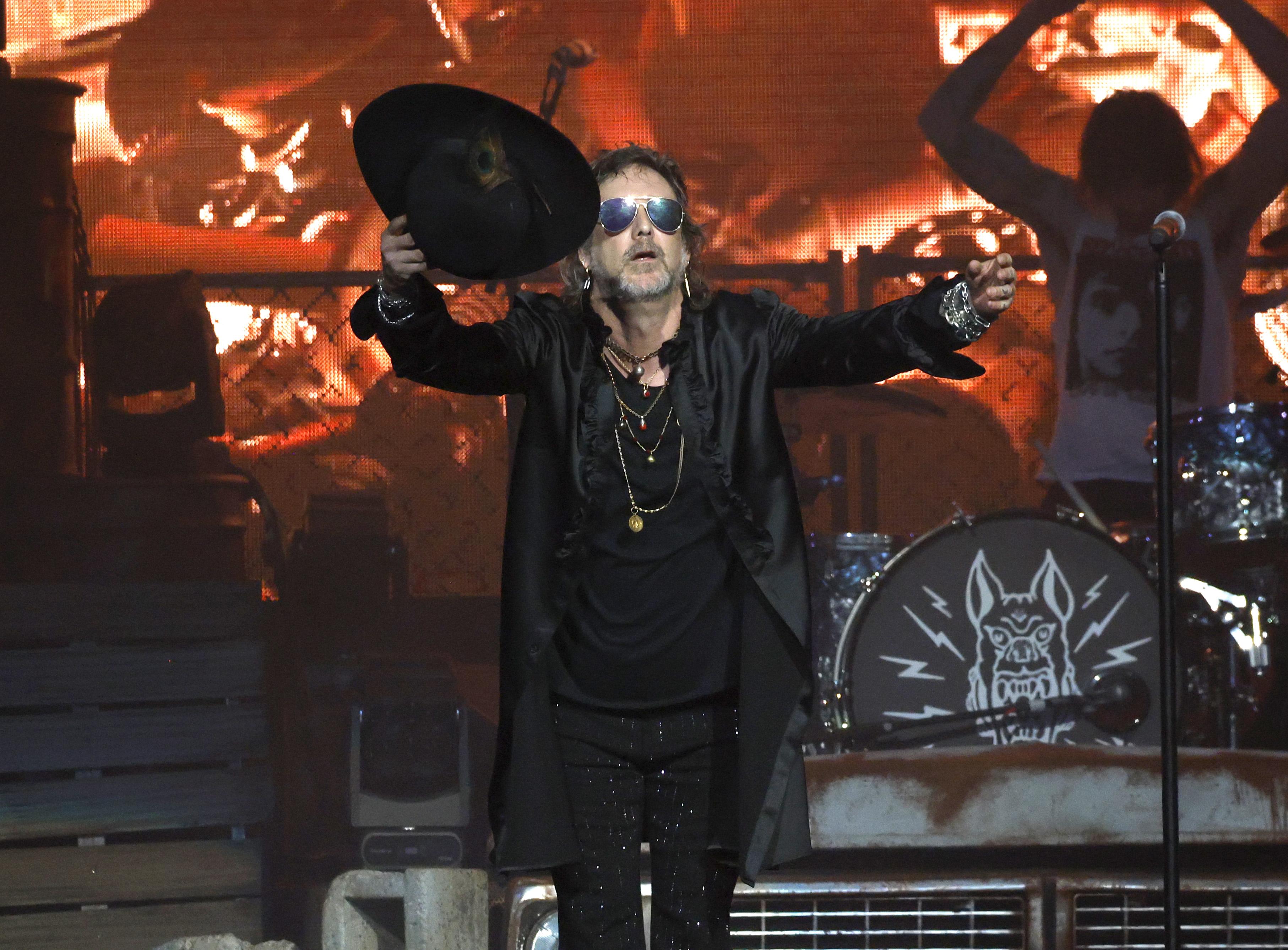 Black Crowes Call Out Fans’ ‘Ignorant’ Chant During Florida Concert ...