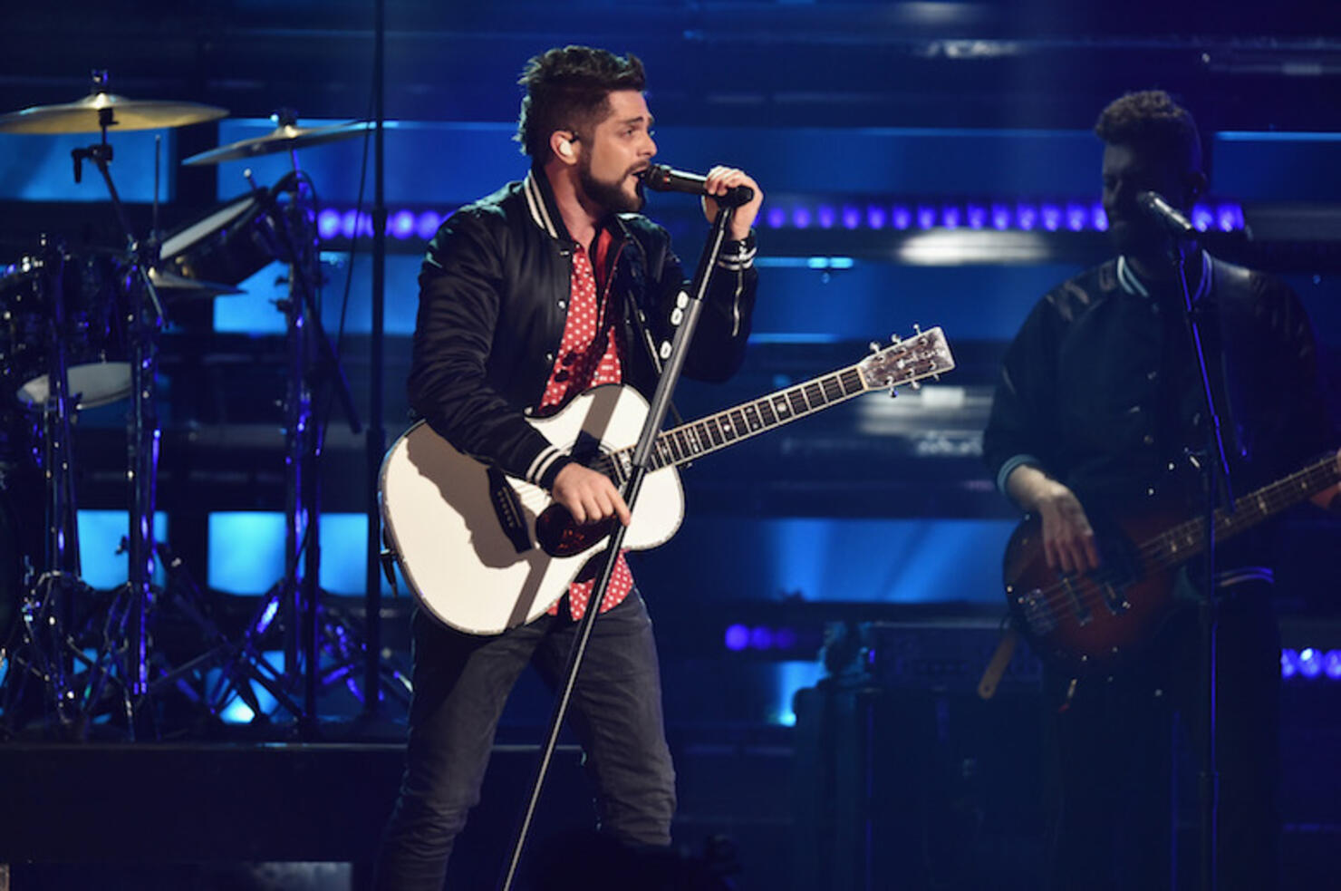 Thomas Rhett Serenades CMA Awards Crowd With 'Unforgettable ...