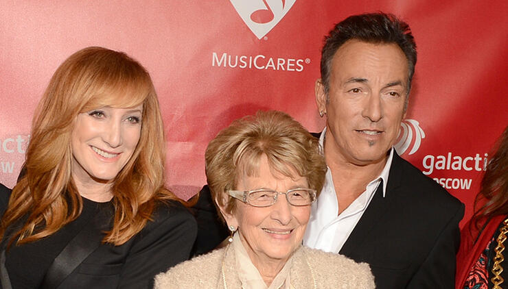 Watch Bruce Springsteen Dance With His Mom at New Jersey Bar | iHeartRadio