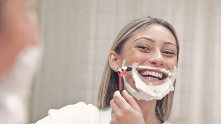 SELF: Razor brand shows FEMALE BODY HAIR in ads! Many people applauding ...