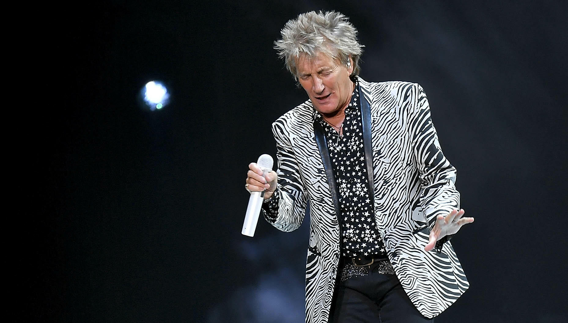 Rod Stewart Has Never, Ever Cooked in His Life | iHeart