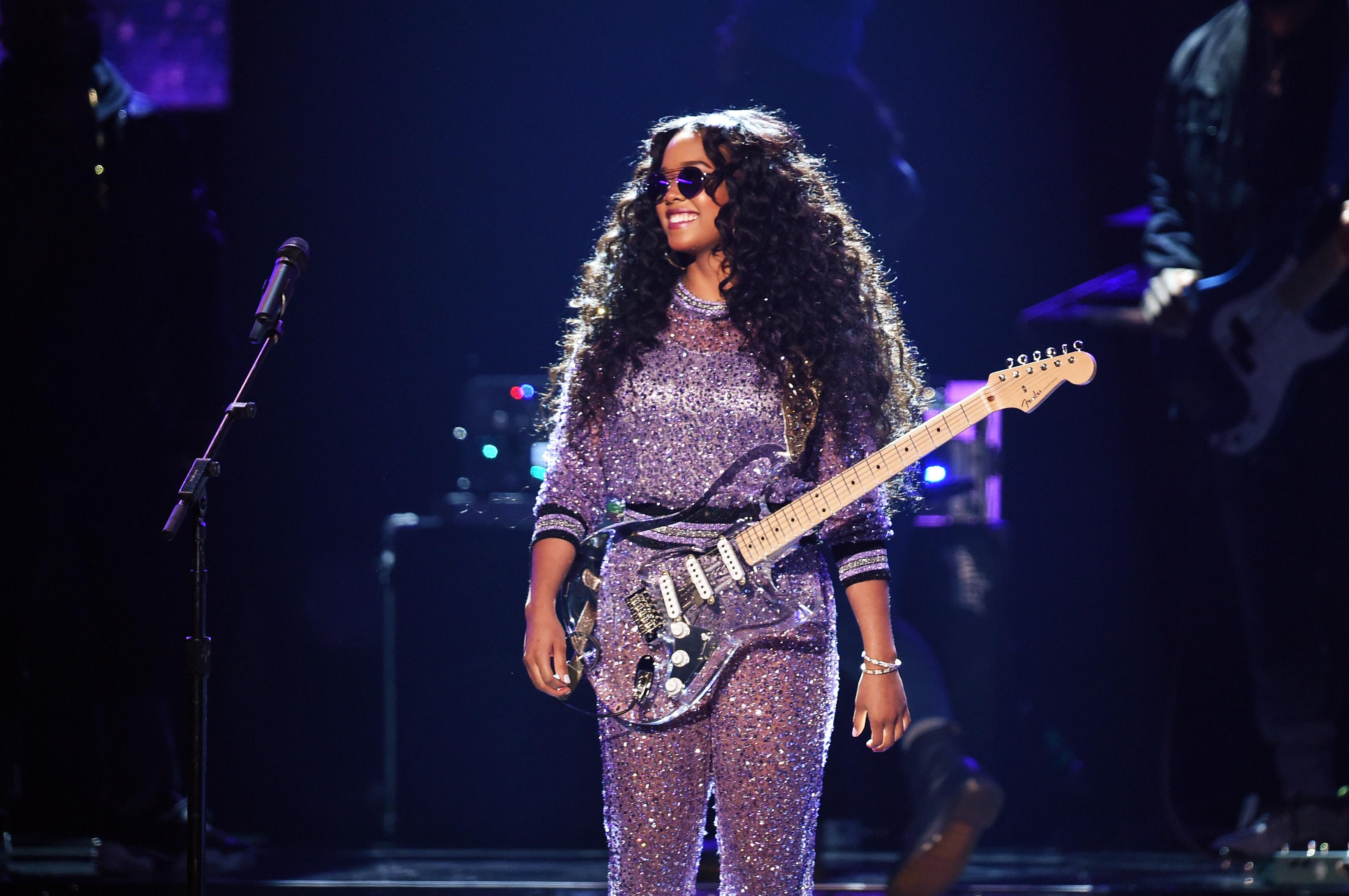 H.E.R. Owns The 2019 Grammy Stage With Soulful Performance | iHeartRadio