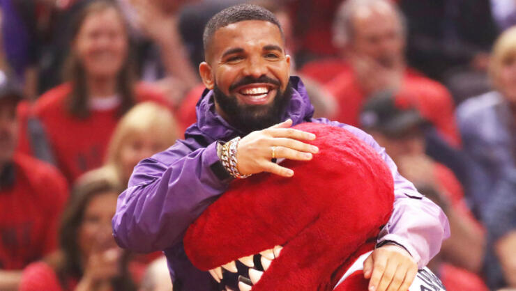 Drake Makes An Insane Shot On His MASSIVE Home Basketball Court: Watch ...