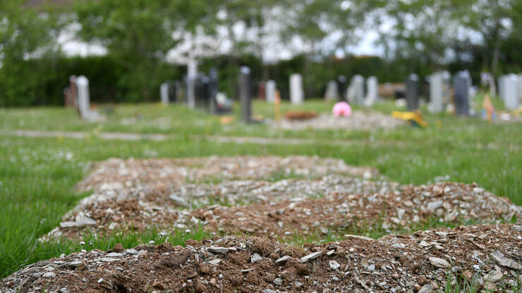 Terrifying: Cemetary Worker Trapped After Digging A Grave | NewsRadio WFLA