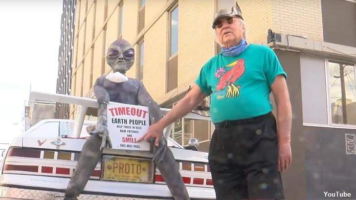 Video: Albuquerque Man Raises Spirits with 'Alien Car' | Coast to Coast AM