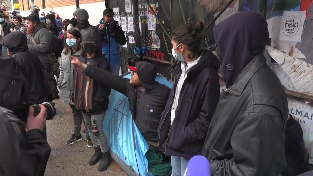 NYPD Break Up Homeless Encampment In Manhattan | iHeart