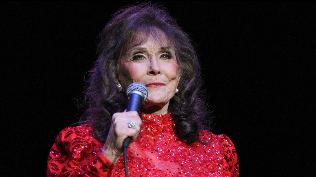 Loretta Lynn Shares Heartfelt, Pre-Recorded Message At Memorial Service ...