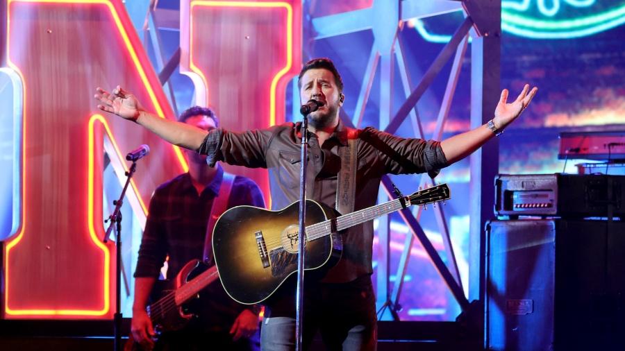 Luke Bryan Gives Show-Stopping Performance Of 'Country On' At CMA ...