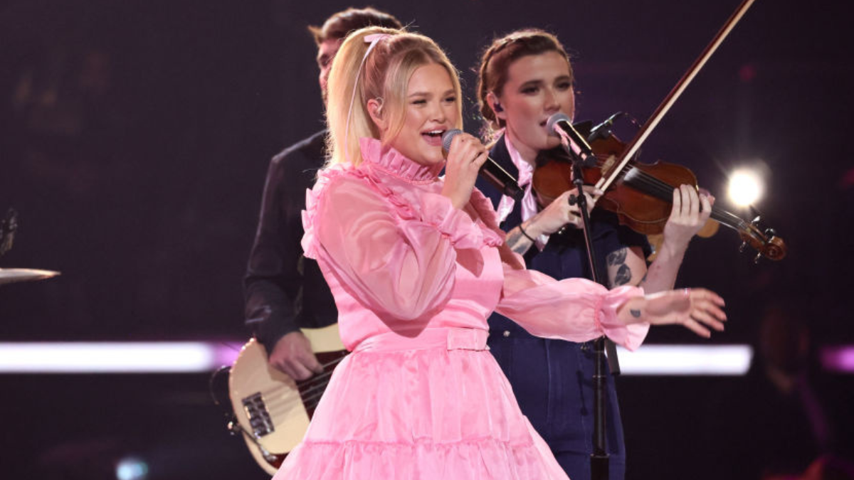 Hailey Whitters Gets Down With Crowd During Hip-Shaking Performance ...