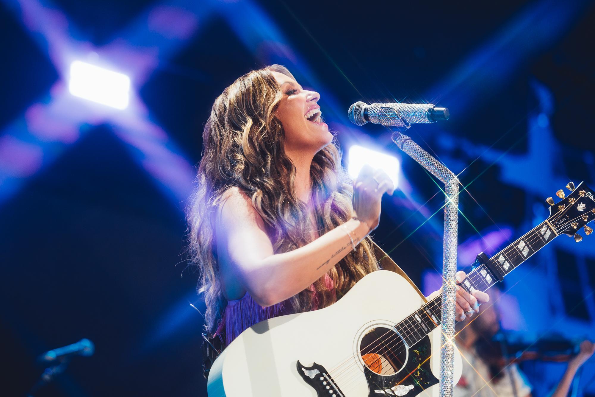 Carly Pearce Kickstarts Electrifying Performance With Sassy Breakup ...