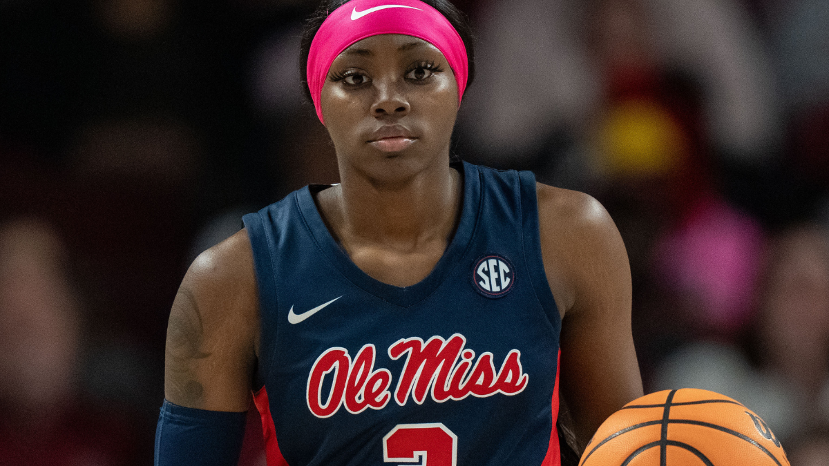 College Basketball Player's Wig Slips Off Mid Game, Both Teams Stop To ...