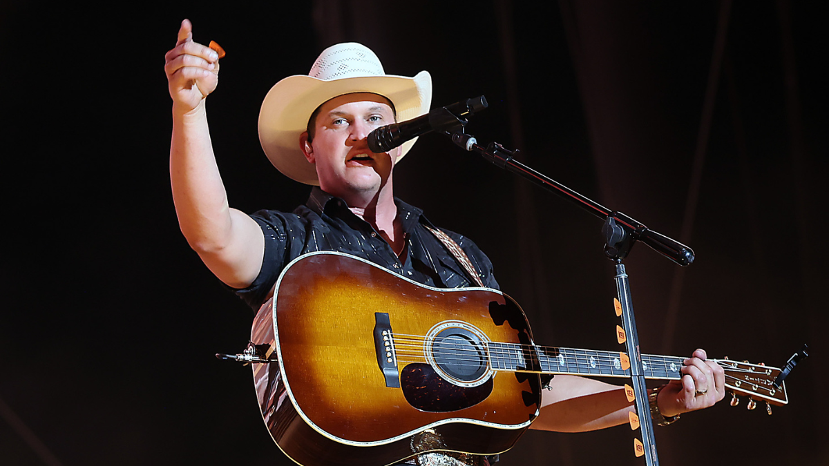 Watch Jon Pardi Bring Concertgoer On Stage For Impromptu Duet | iHeart