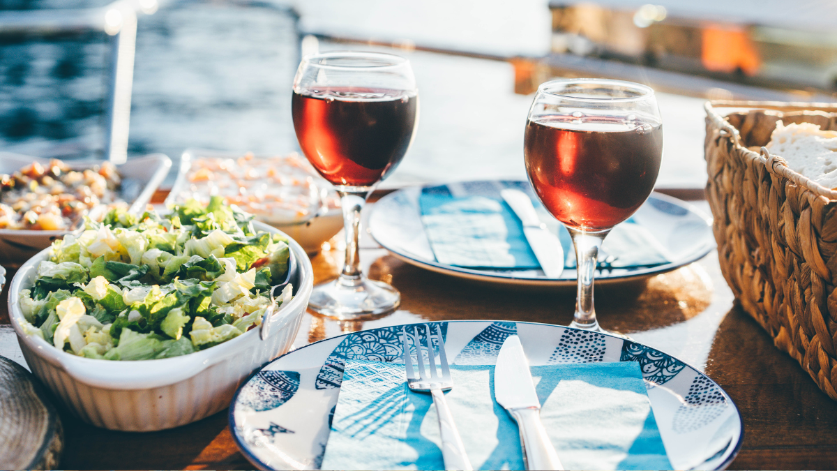 Woman Accused Of Catfishing Says Date Made Her Pay For Meal In Viral ...