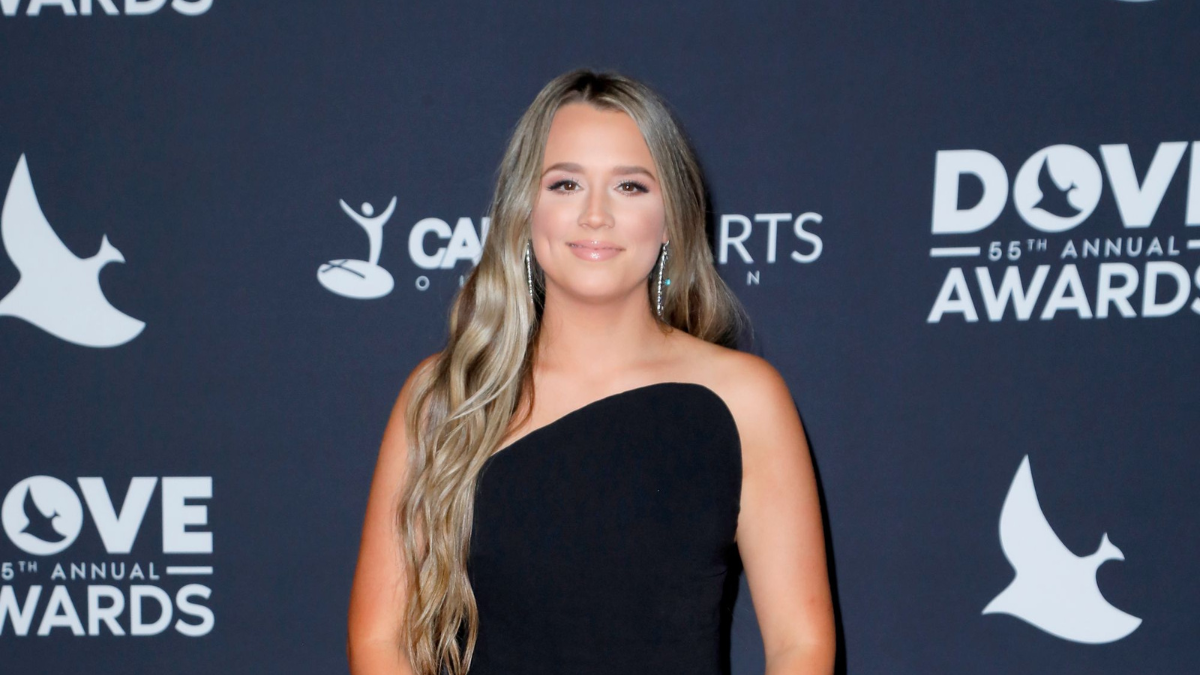 Gabby Barrett Unveils Sneak Peek Of Holiday Classic On Christmas ...