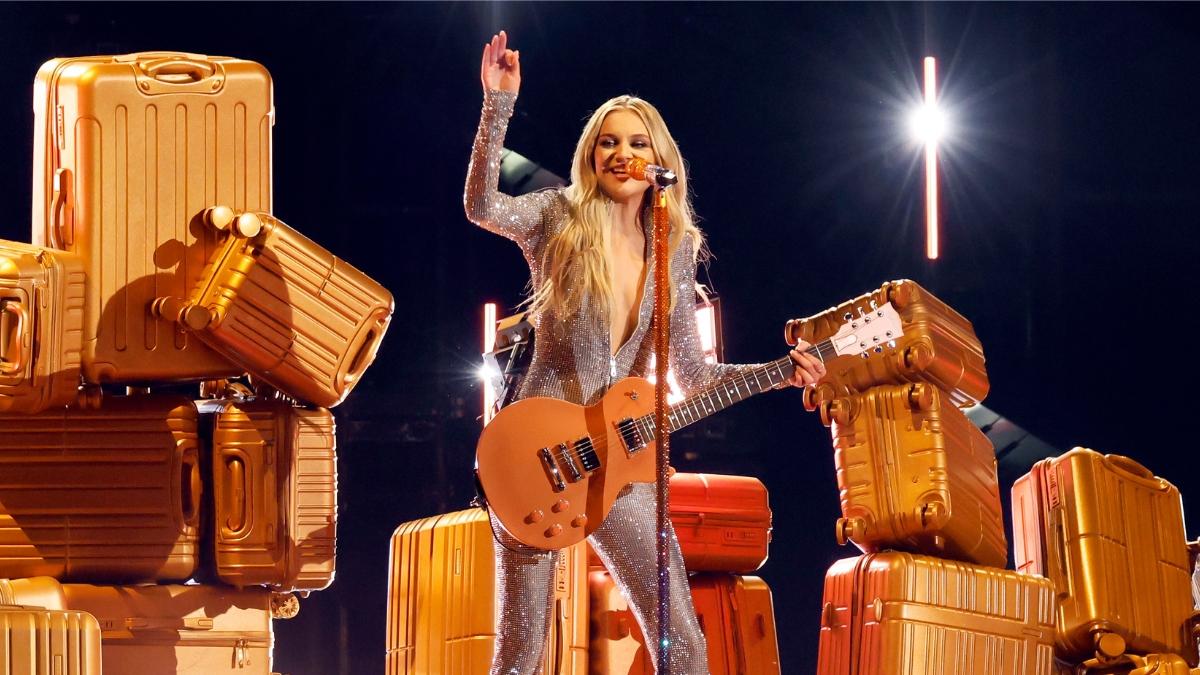 Kelsea Ballerini Piles Up Her Baggage In Explosive Acms Performance