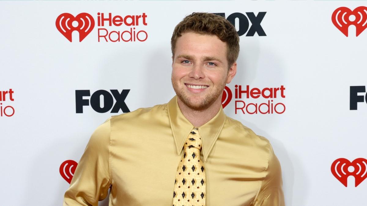 Alex Warren Gets Help From Famous Friend For Chaotic Album Announcement ...